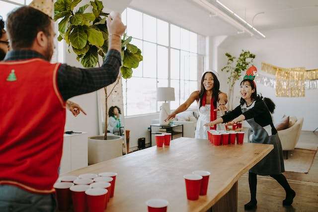Dinner Party Game Ideas to Play At a Restaurant - SimplyFunGames